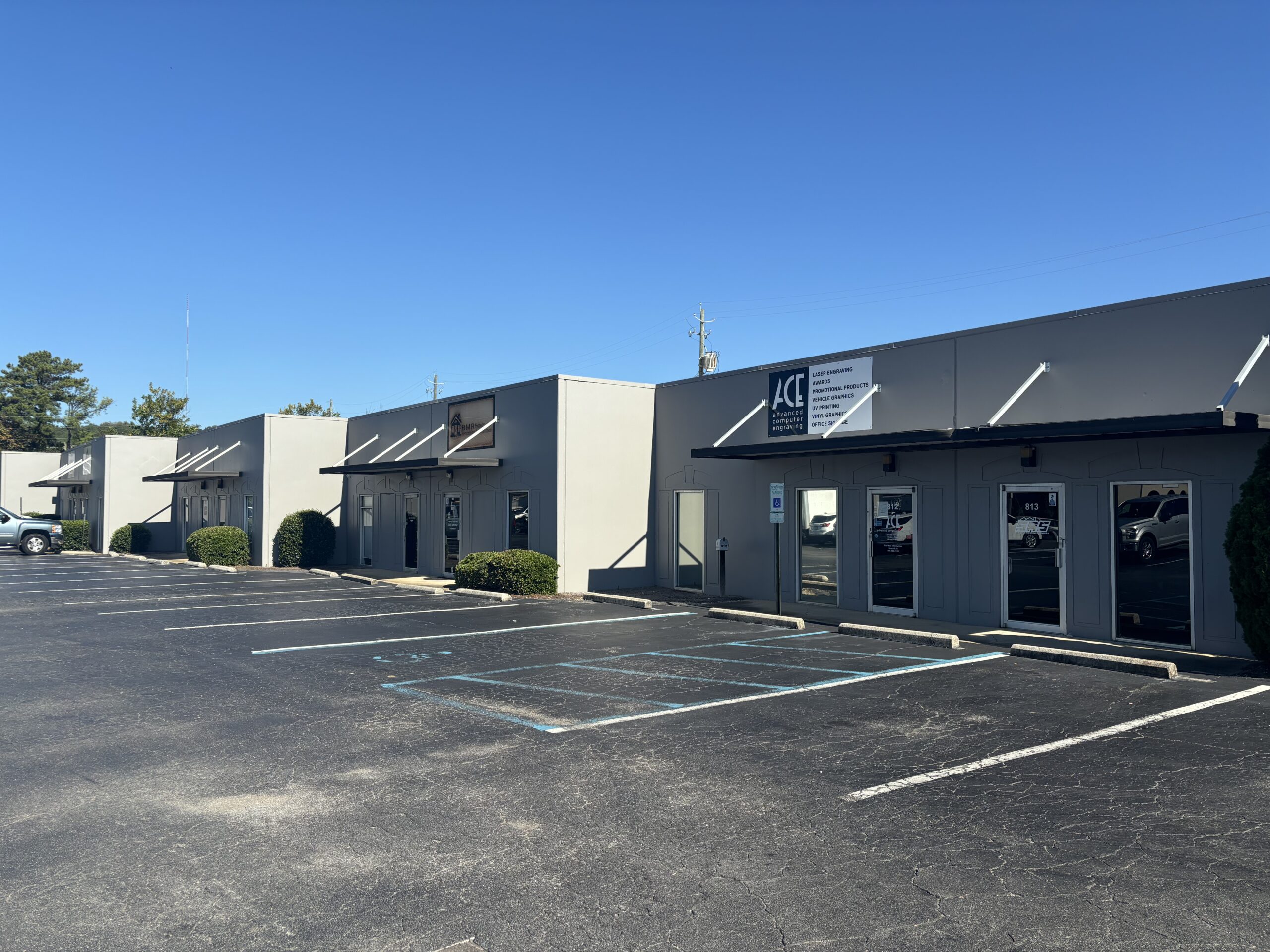 Oxmoor Commons - Engel Realty Company, LLC